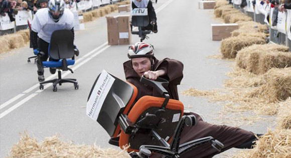 16 ภาพเฮฮาจาก "เก้าอี้ออฟฟิศเรซซิ่ง" การแข่งความเร็วที่แปลกที่สุดในโลก ...