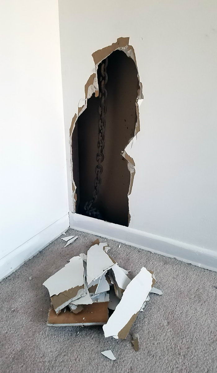 ชาวเน็ตแห่แชร์สิ่งแปลกๆ ที่พวกเขาพบในบ้าน หลังเจ้าของเก่าทิ้งเอาไว้ ...