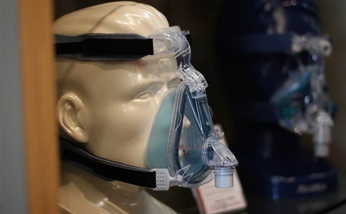 หมอบอกชายคนนี้ต้องใส่หน้ากากช่วยหายใจ เขาจึงเปลี่ยนมันให้เจ๋งขึ้น ...