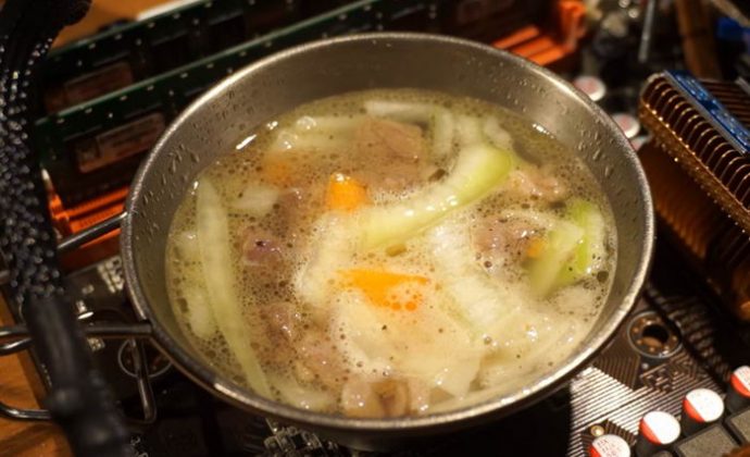 ยูทูปเบอร์หนุ่มสร้างชื่อด้วยการย่างเนื้อบน CPU แถมยังดูน่ากินกว่าที่คุณ ...