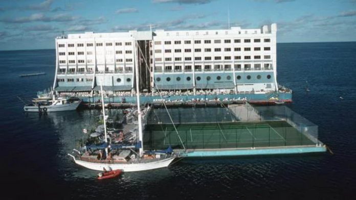 นี่คือโรงแรมลอยน้ำแห่งแรกของโลกที่ลอยมา 3 ประเทศ จนพบจุดจบที่เกาหลี ...