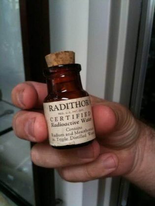 Radithor น้ำดื่มกัมมันตรังสีที่เคยถูกขายและอ้างว่าเป็นยารักษาทุกโรค ...