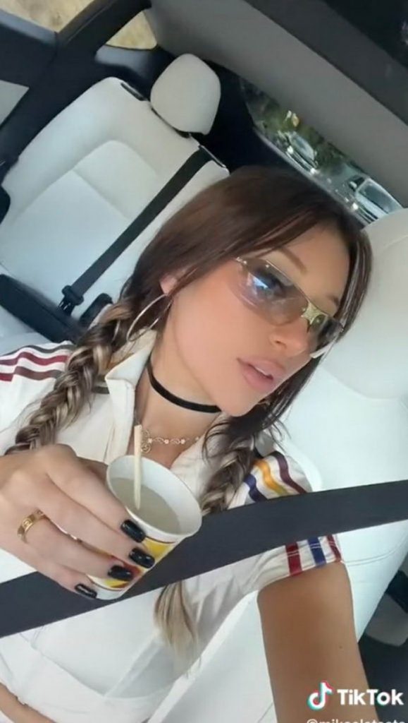 สาวออสซี่โดนดราม่าหลังอ้างว่าร้องไห้ไม่หยุดในรถหรูขณะขับผ่านย่านคนจน ...