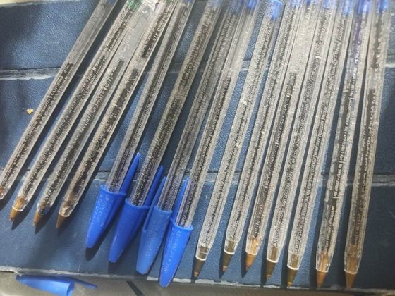 นักศึกษาสเปนพยามโกงข้อสอบถ้วยการแกะสลักคำตอบลงบนปากกา - เพชรมายา