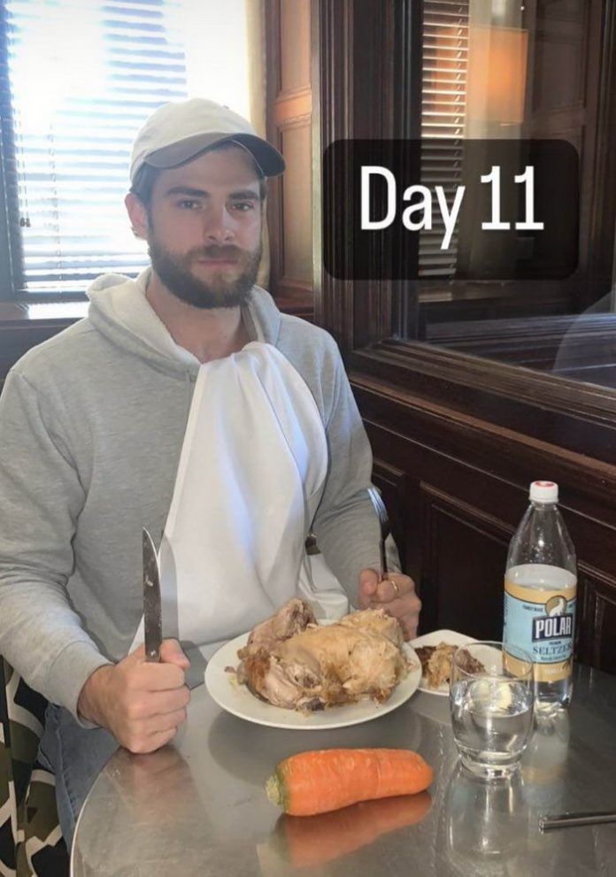 ชายที่กินไก่ 40 ตัว 40 วันติดต่อกัน จนกลายเป็นคนดังมาชมเขากินไก่เพียบ ...